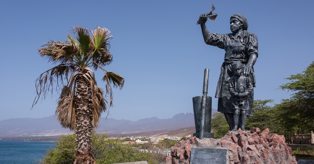 Estátua à mulher Cabo-Verdiana | Cabo Verde Travel Guide